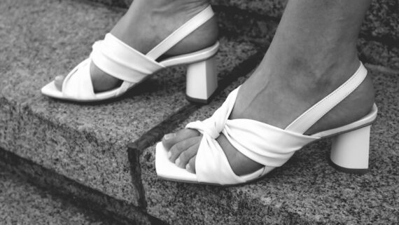 Moderne Brautschuhe von KNNK Studio - FRIEDA THERÉS